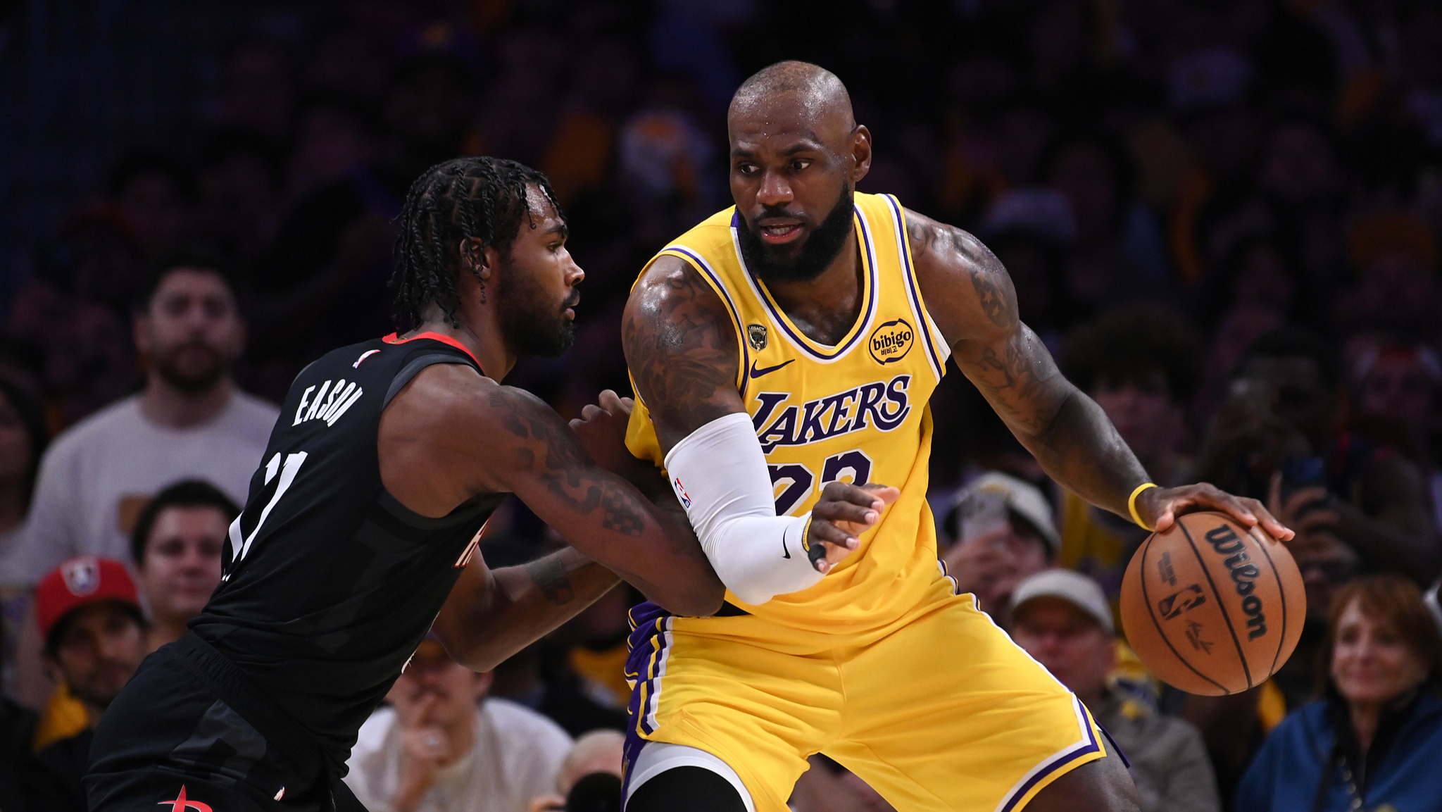 洛杉矶湖人_NBA季后赛G1：火箭98-107湖人_NBA季后赛G1：火箭98-107湖人_寸步不让！詹姆斯抢断后飞出底线极限操作将球权要到 ...